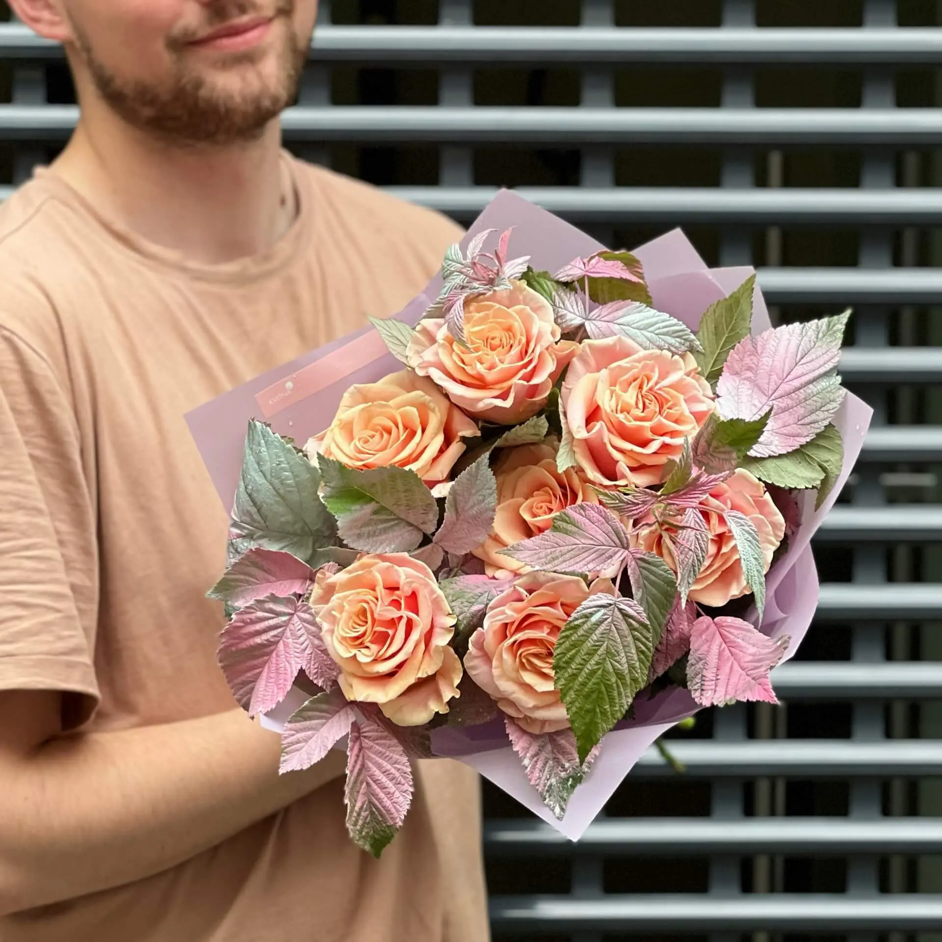 7 Shimmer roses in a bouquet «Apricot kisses» price 1 880 грн delivery ...