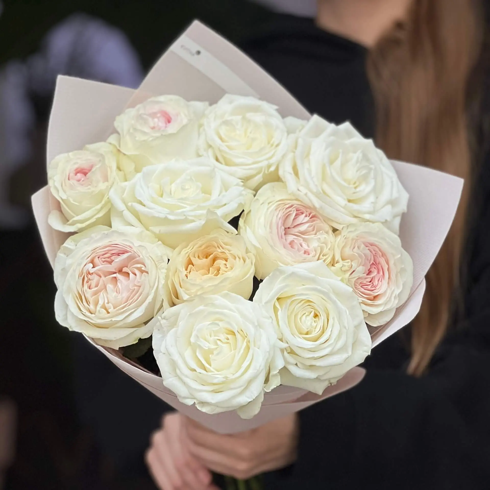 A mix of 11 Ecuadorian roses in the bouquet «Breath of Ontario» price 2 ...